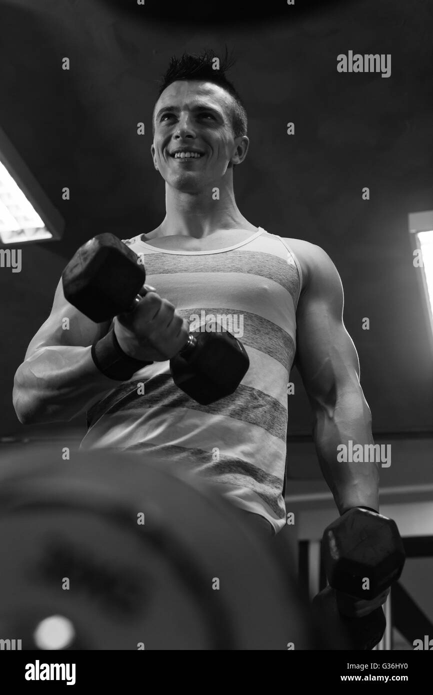 Strong man at the gym lifting heavy weights Stock Photo - Alamy