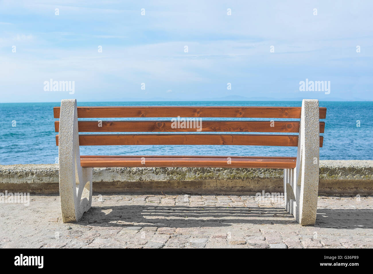 Empty bench hi-res stock photography and images - Alamy