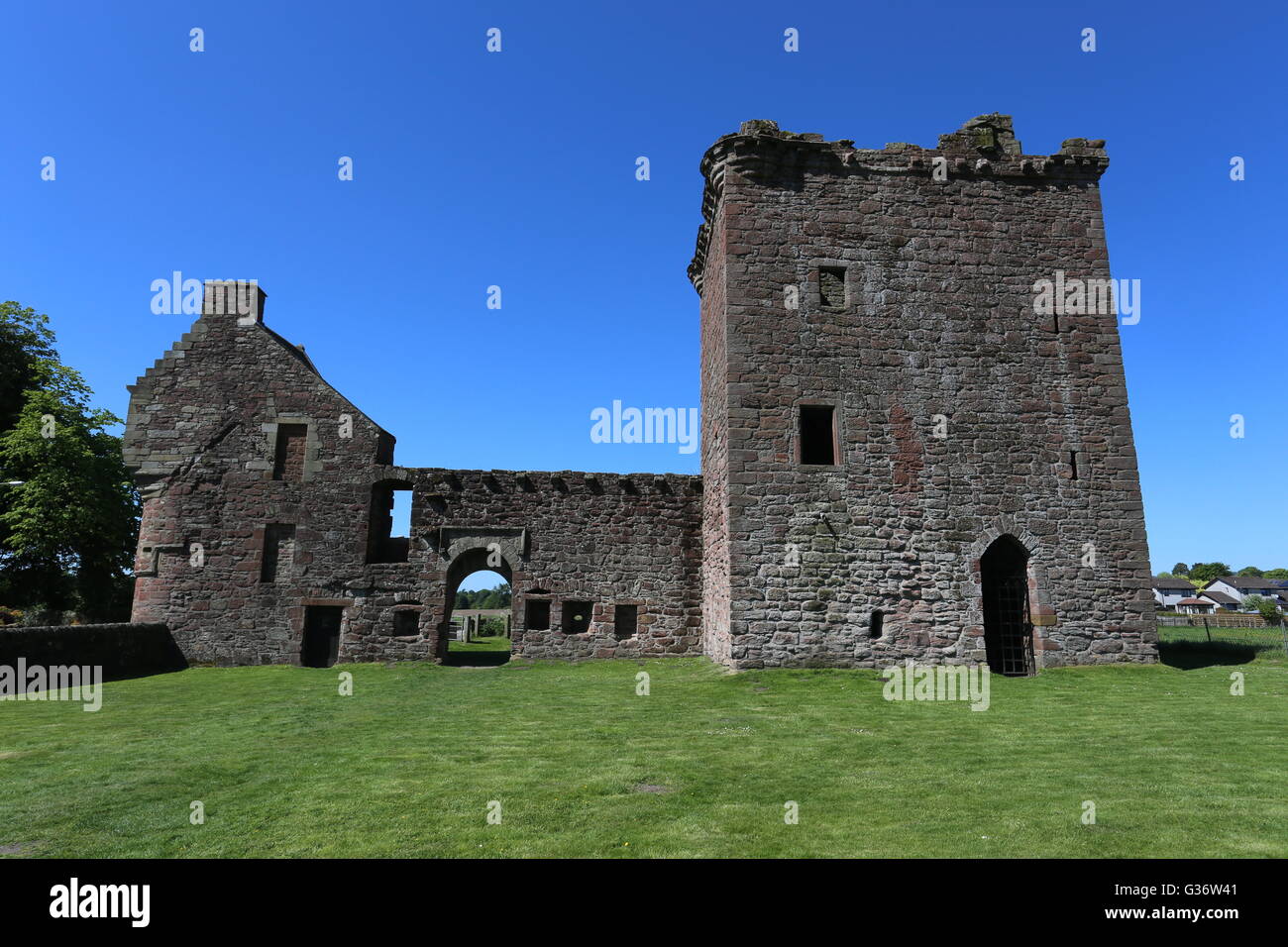 Ruins burleigh castle scotland june hi-res stock photography and images ...