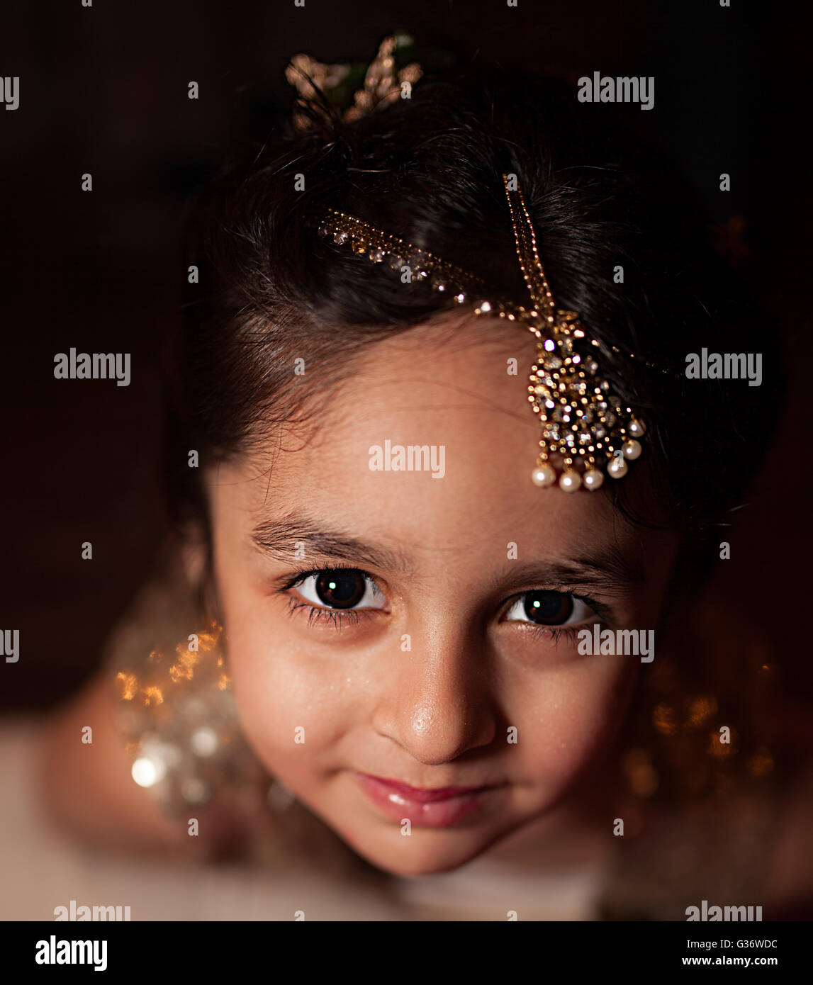 Wearing indian jewelry hi-res stock photography and images - Alamy
