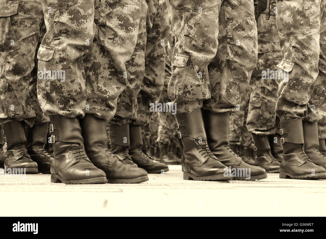 Row of soldiers hi-res stock photography and images - Alamy