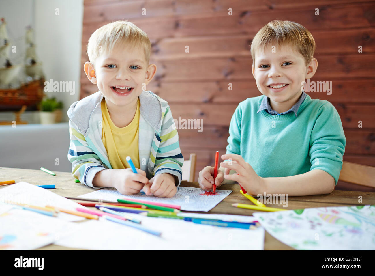 Siblings craft hi-res stock photography and images - Alamy