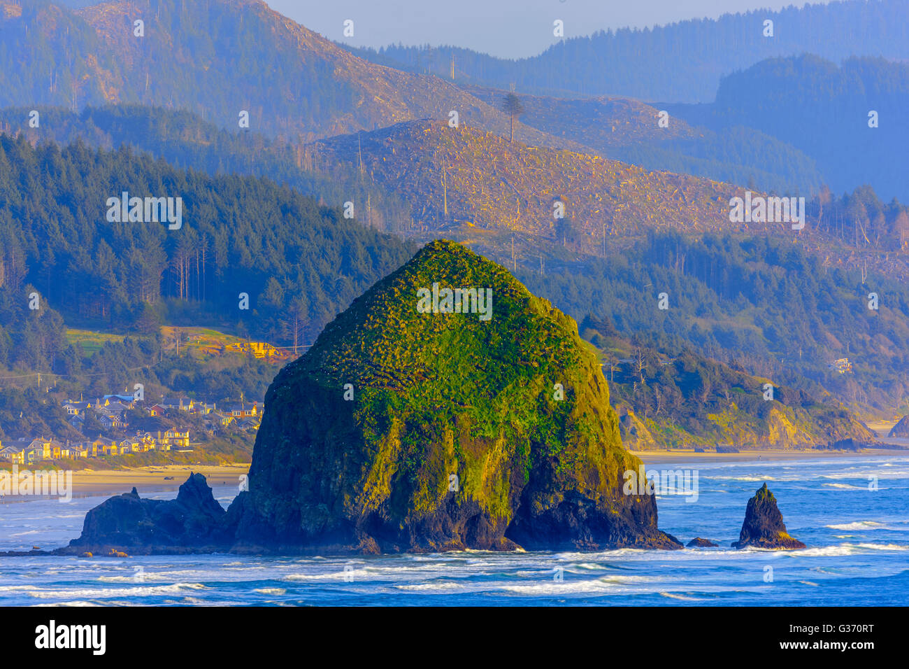 Sea stacks off Canon Beach on the Oregon Coast Stock Photo - Alamy