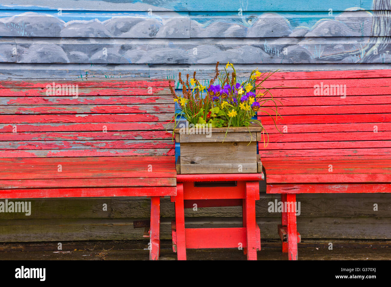 Red bench hi-res stock photography and images - Alamy