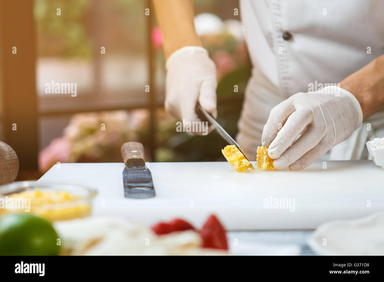 Hand with knife cuts honeycomb Stock Photo - Alamy