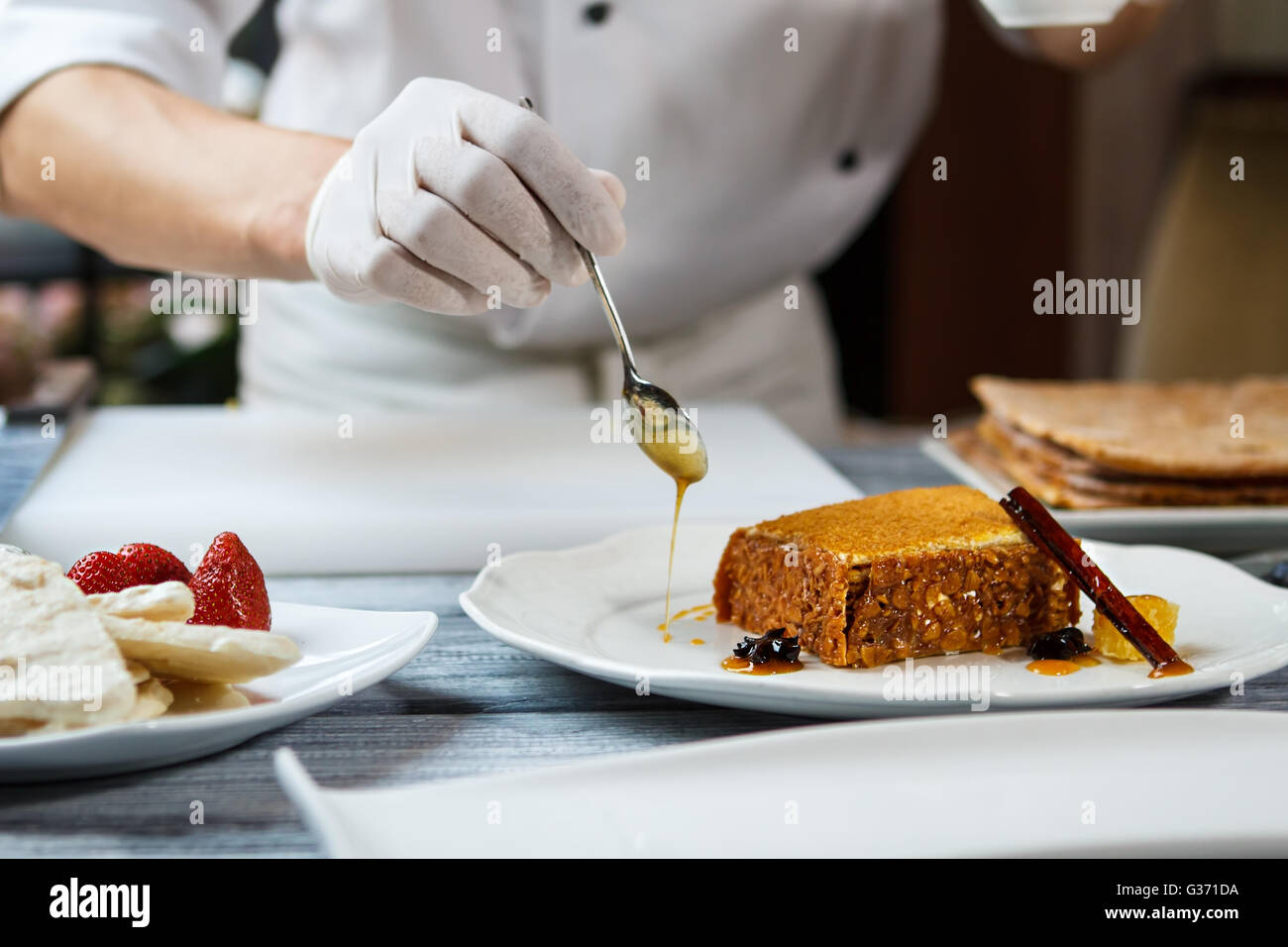 Hand pouring flour on hi-res stock photography and images - Alamy