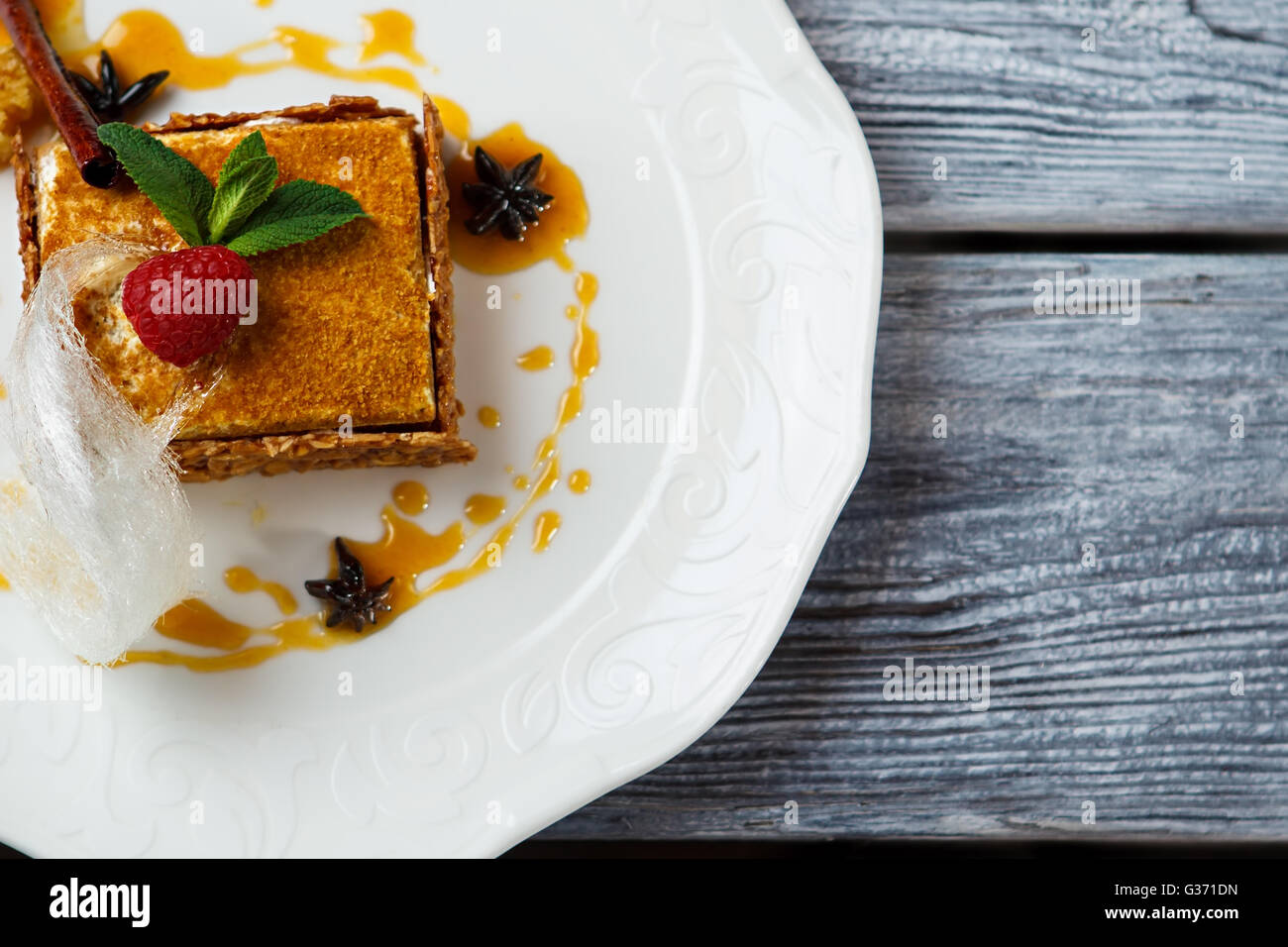 Dish decorated mint honey hi-res stock photography and images - Alamy