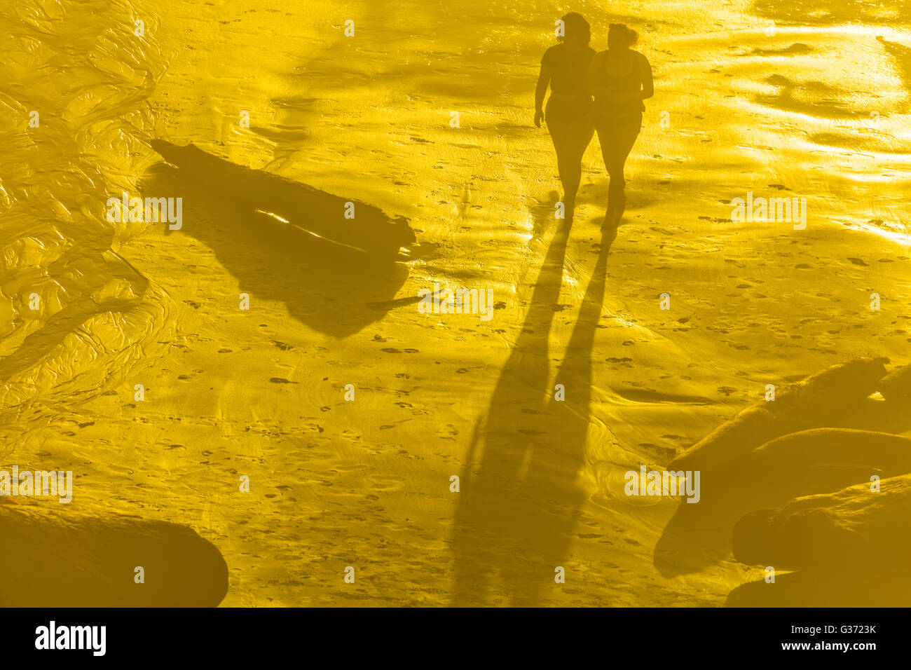 Friends walking on Oregon Coast Stock Photo - Alamy