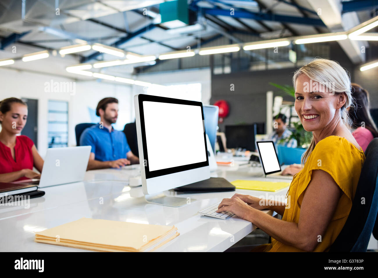 Business people on monitor hi-res stock photography and images - Alamy
