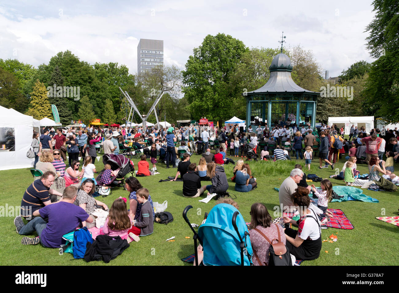 Crowds food stalls funfair hi-res stock photography and images - Alamy
