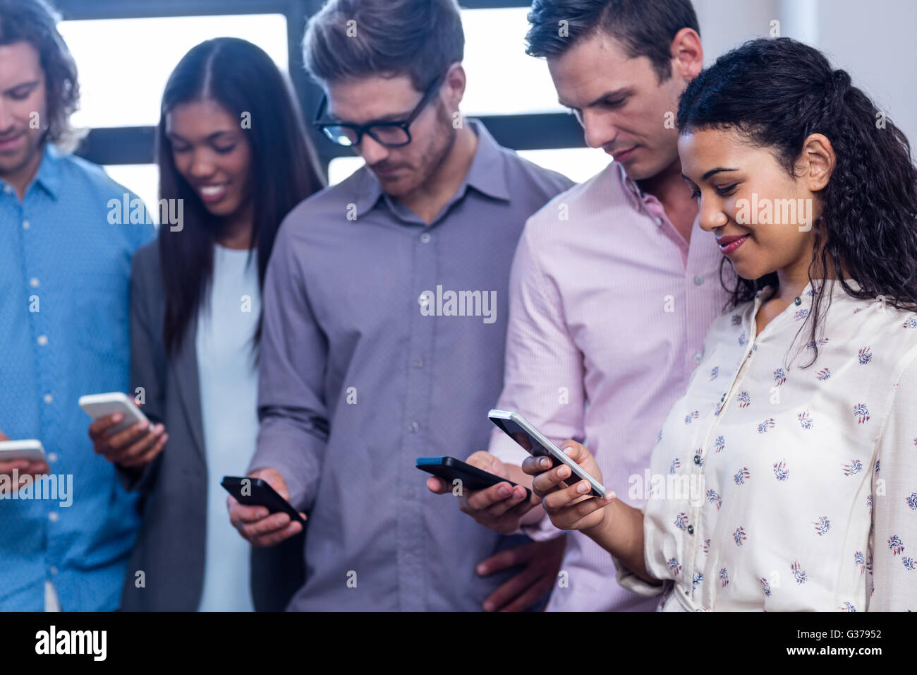 Using smartphone group people hi-res stock photography and images - Alamy