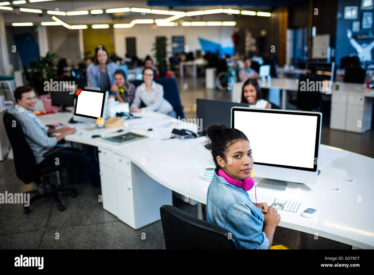 People looking into camera hi-res stock photography and images - Alamy