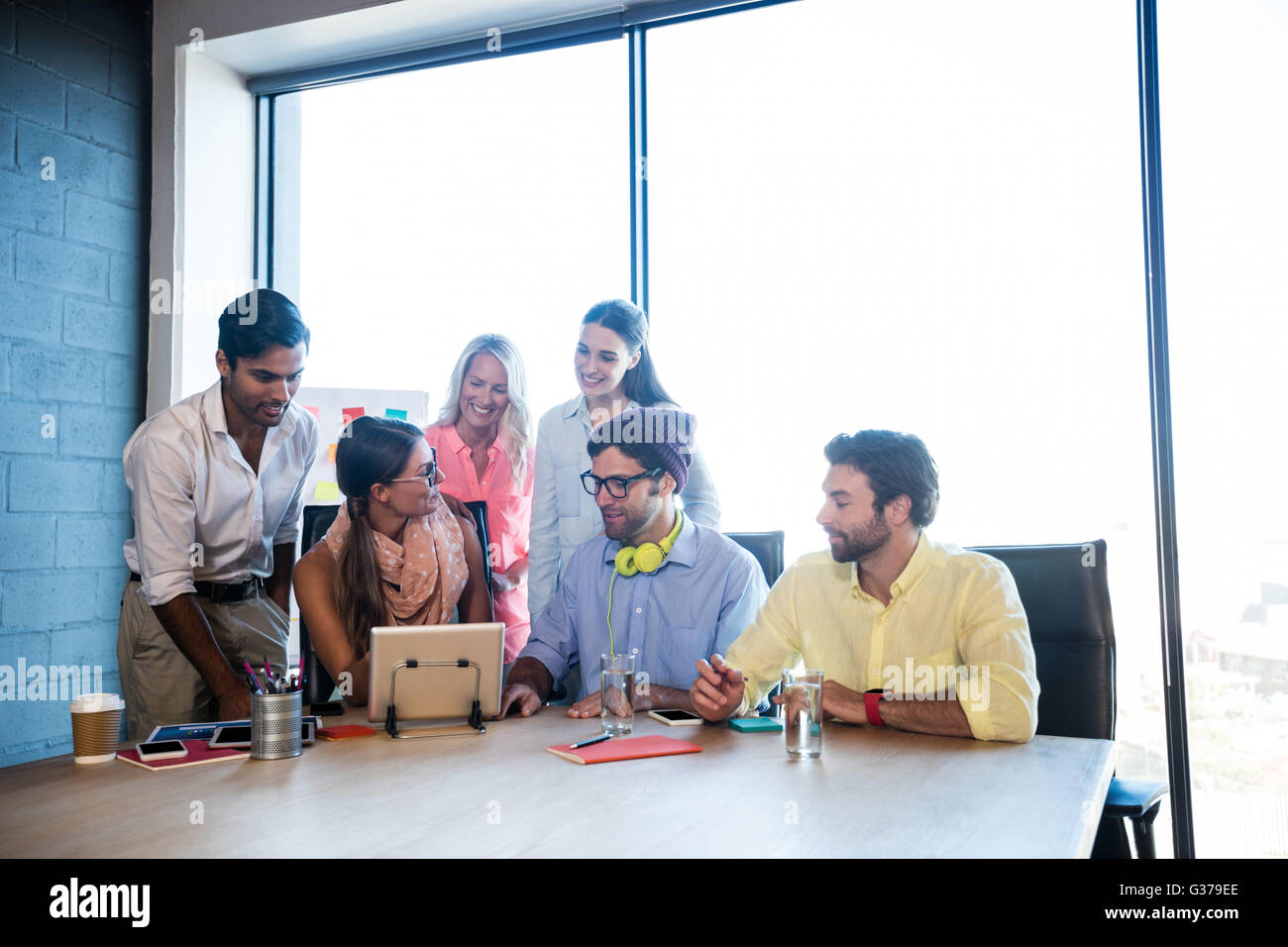 Group discussion computer hi-res stock photography and images - Alamy