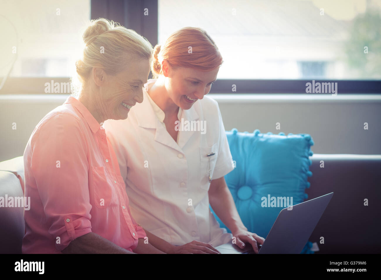 Nurse patient laptop hi-res stock photography and images - Alamy