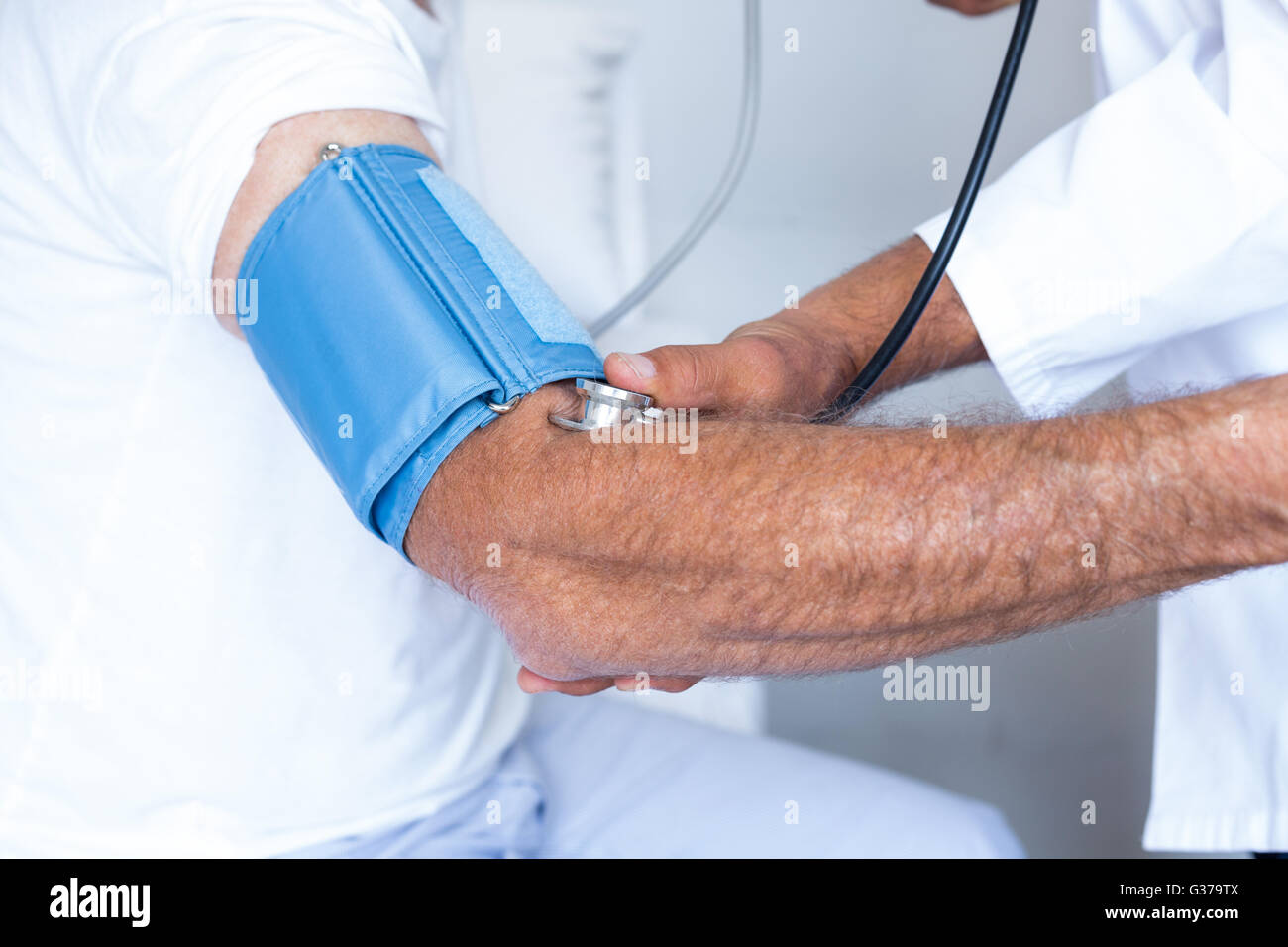 Doctor checking senior mans blood hi-res stock photography and images ...