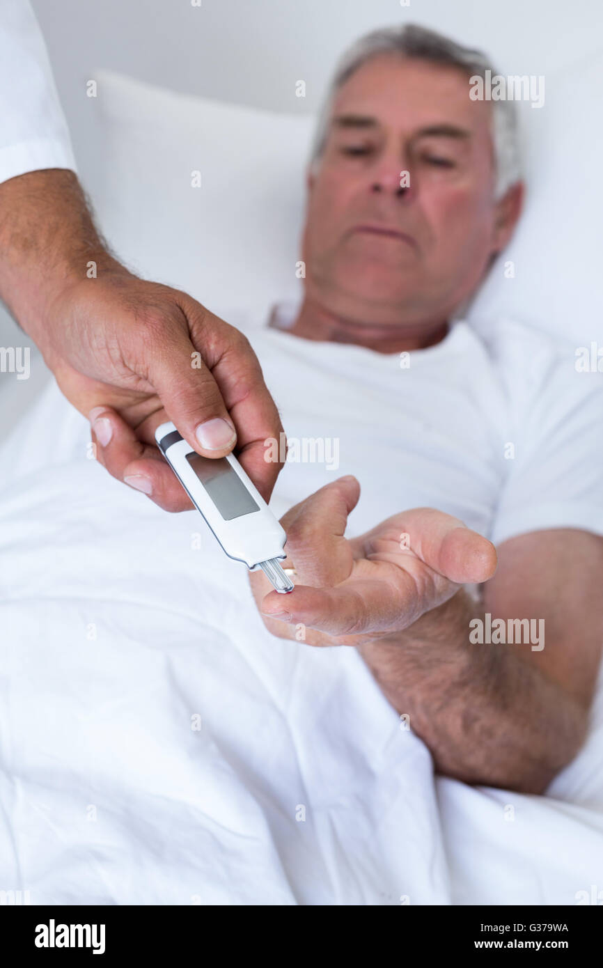 Medical doctor patient testing hi-res stock photography and images - Alamy