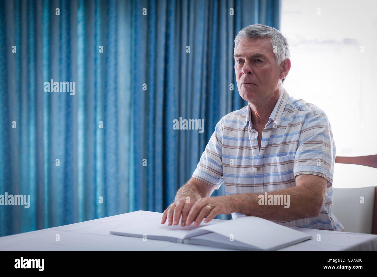 Blind man hi-res stock photography and images - Alamy