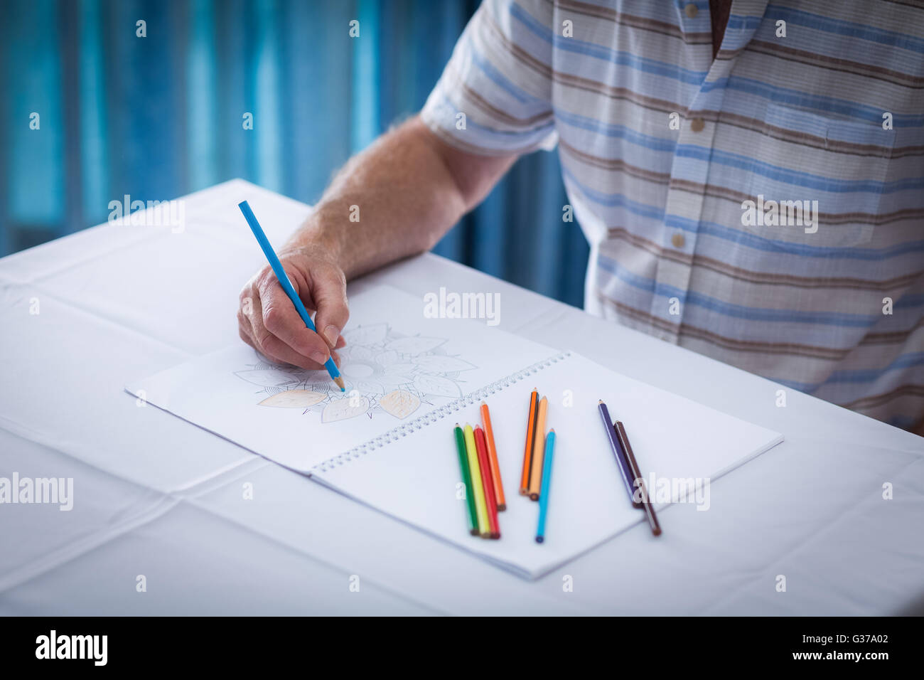 Man drawing hi-res stock photography and images - Alamy