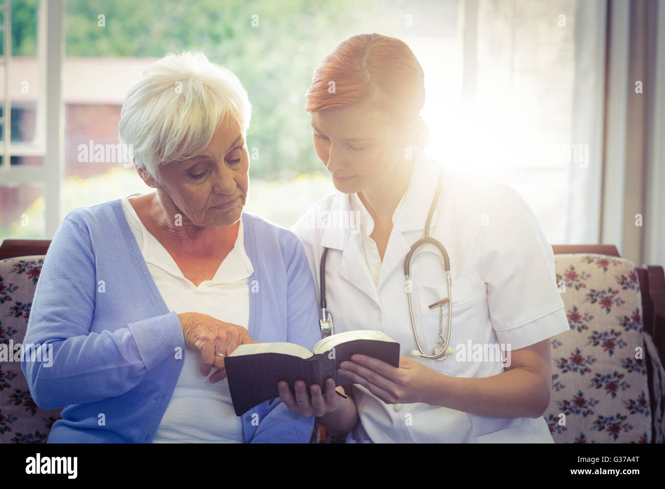 Doctor comforting a patient hi-res stock photography and images - Alamy