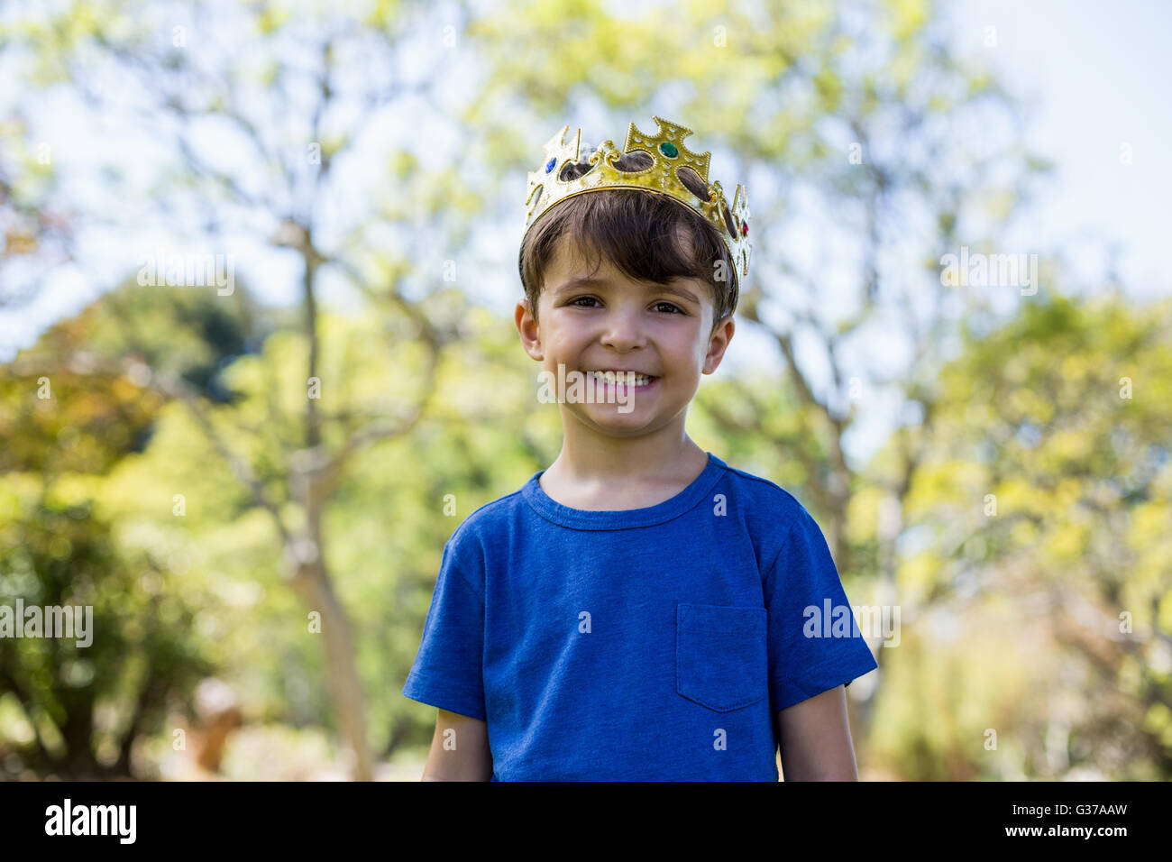 Boy wearing crown hi-res stock photography and images - Alamy