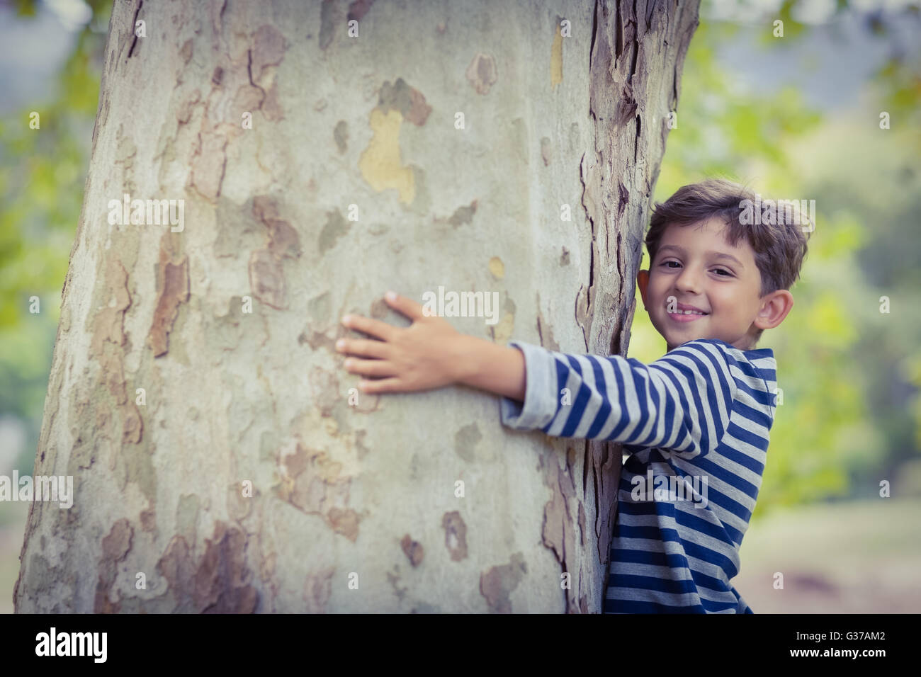 Child hugging tree hi-res stock photography and images - Alamy