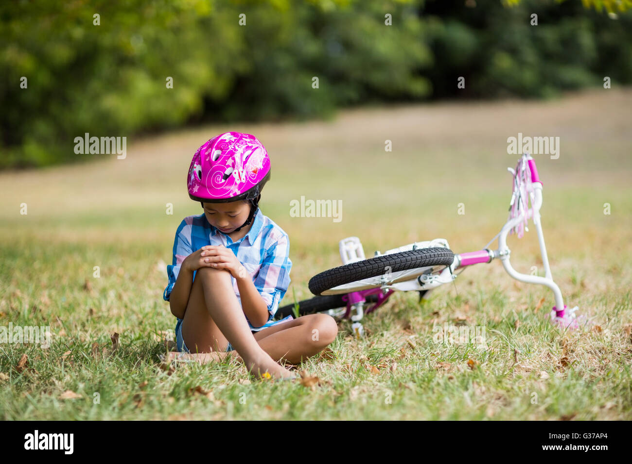 Young girl getting injured after fallen from bicycle Stock Photo - Alamy