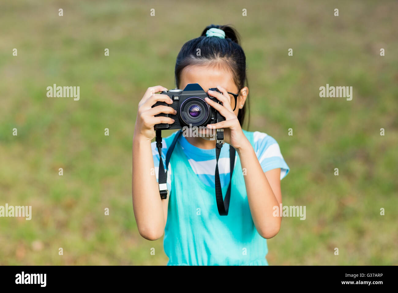 Girl clicking photograph hi-res stock photography and images - Alamy