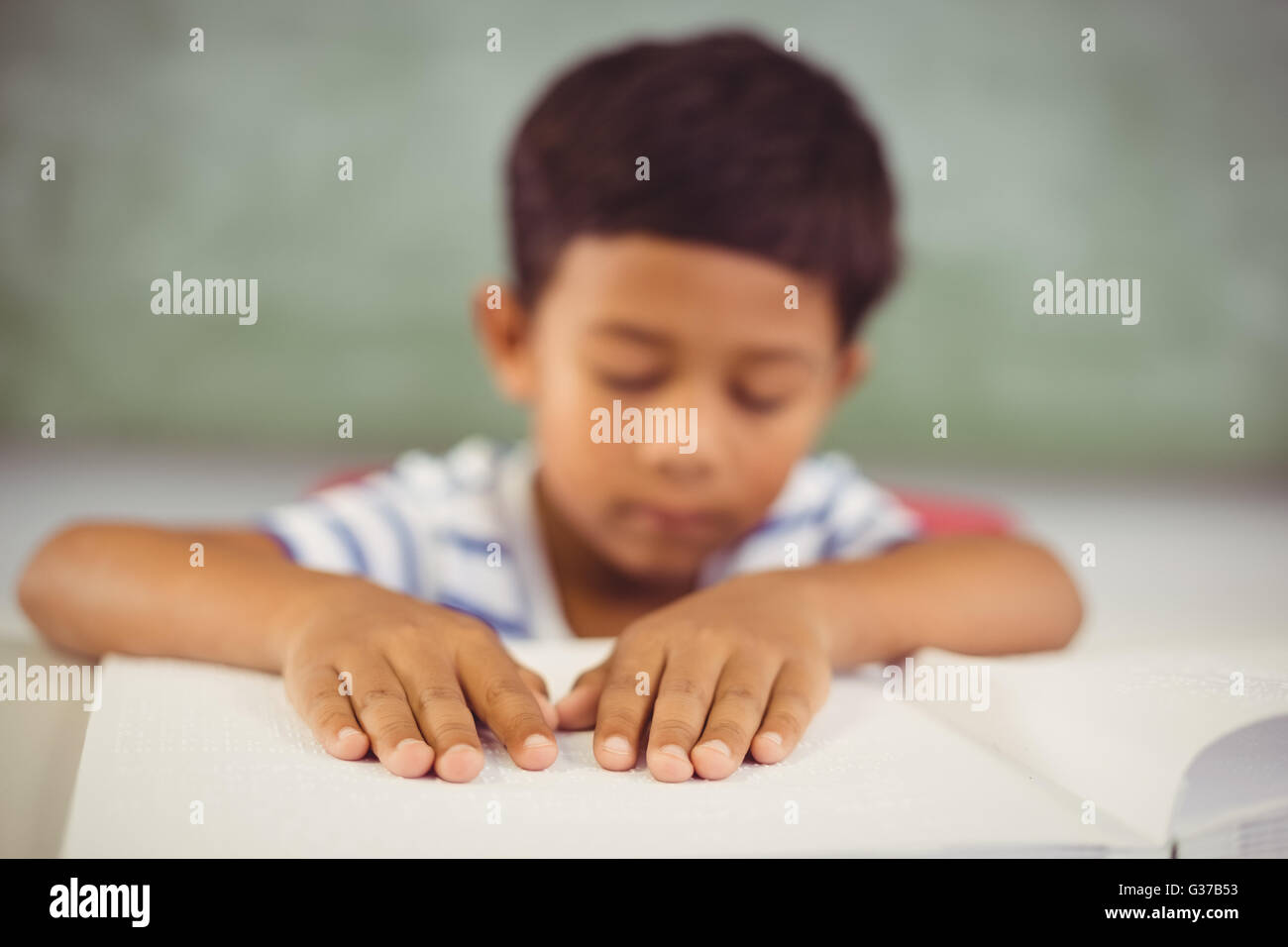 School boy memorizing the lesson in classroom Stock Photo - Alamy