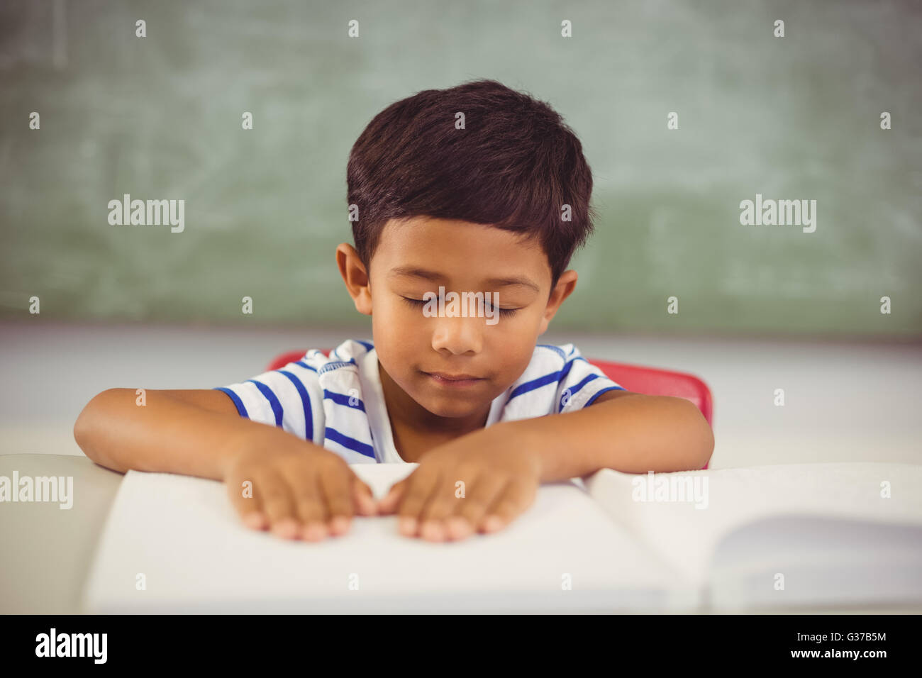 School boy memorizing the lesson in classroom Stock Photo - Alamy