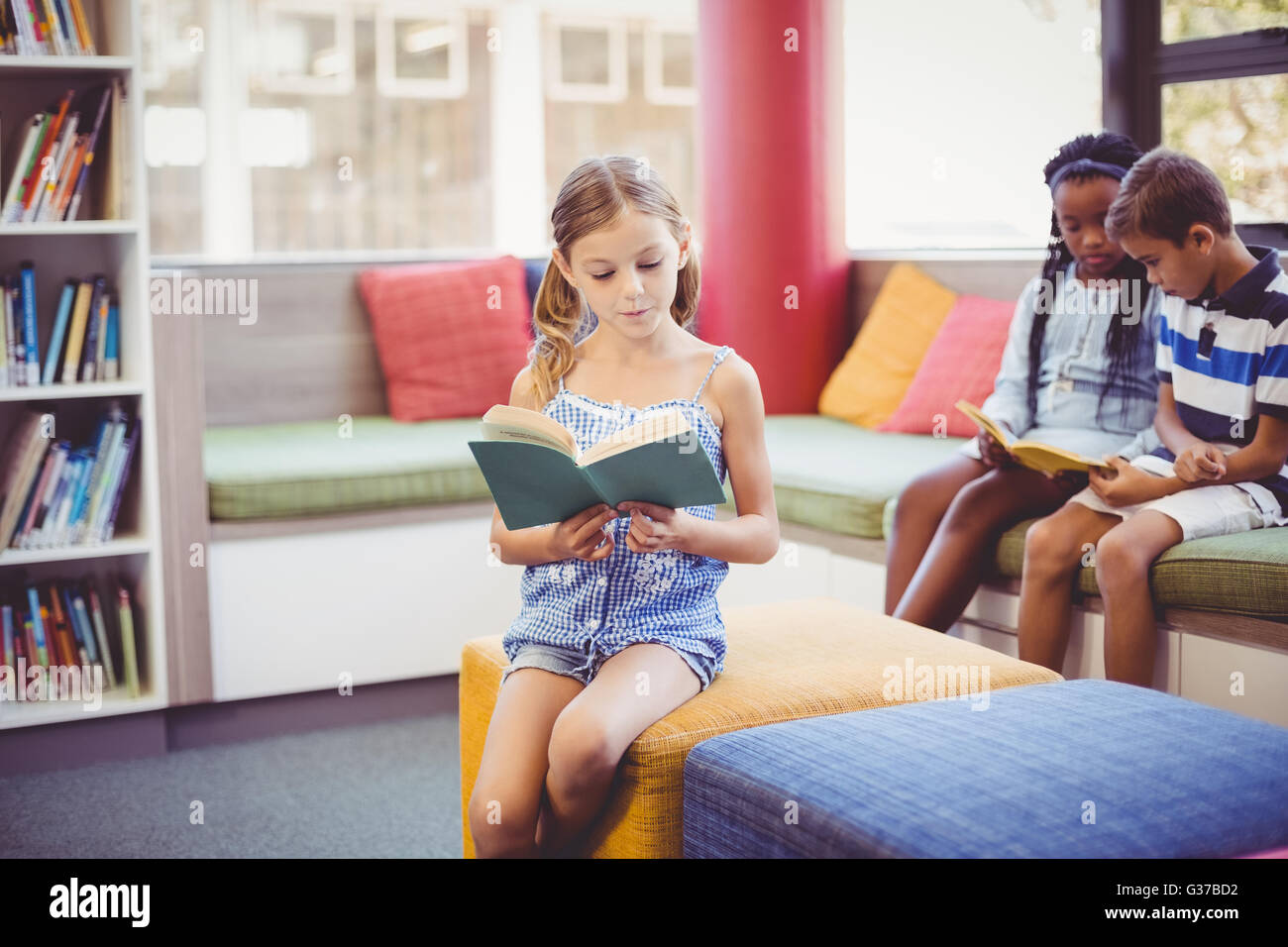 Sitting kids hi-res stock photography and images - Alamy