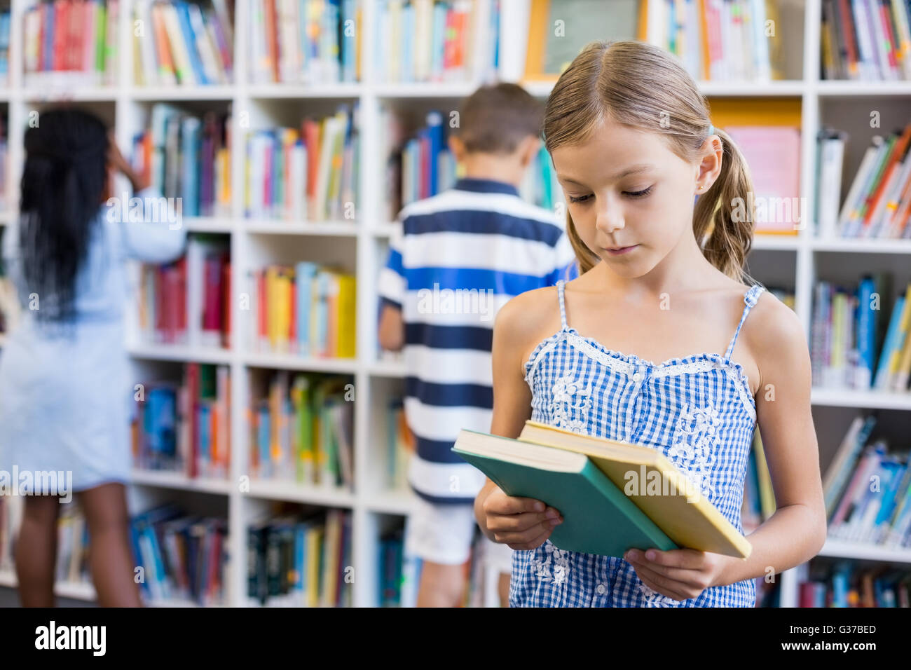 Boy and girl in a library hi-res stock photography and images - Alamy