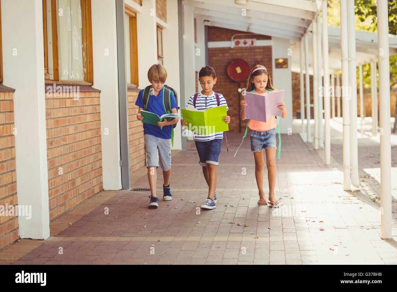 Kids walking into school hi-res stock photography and images - Alamy