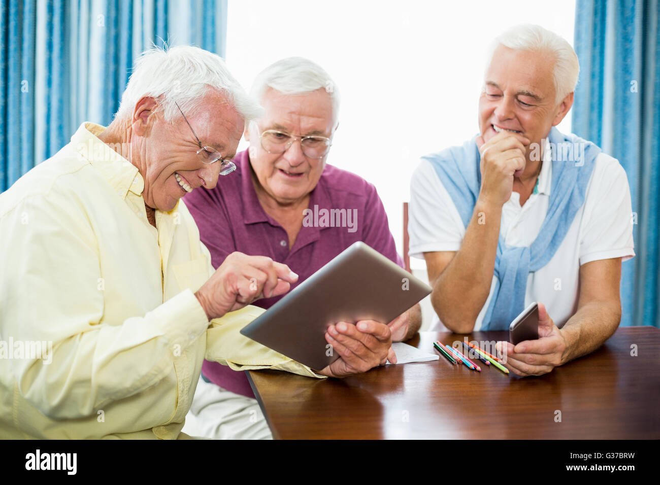 Elderly men together hi-res stock photography and images - Alamy