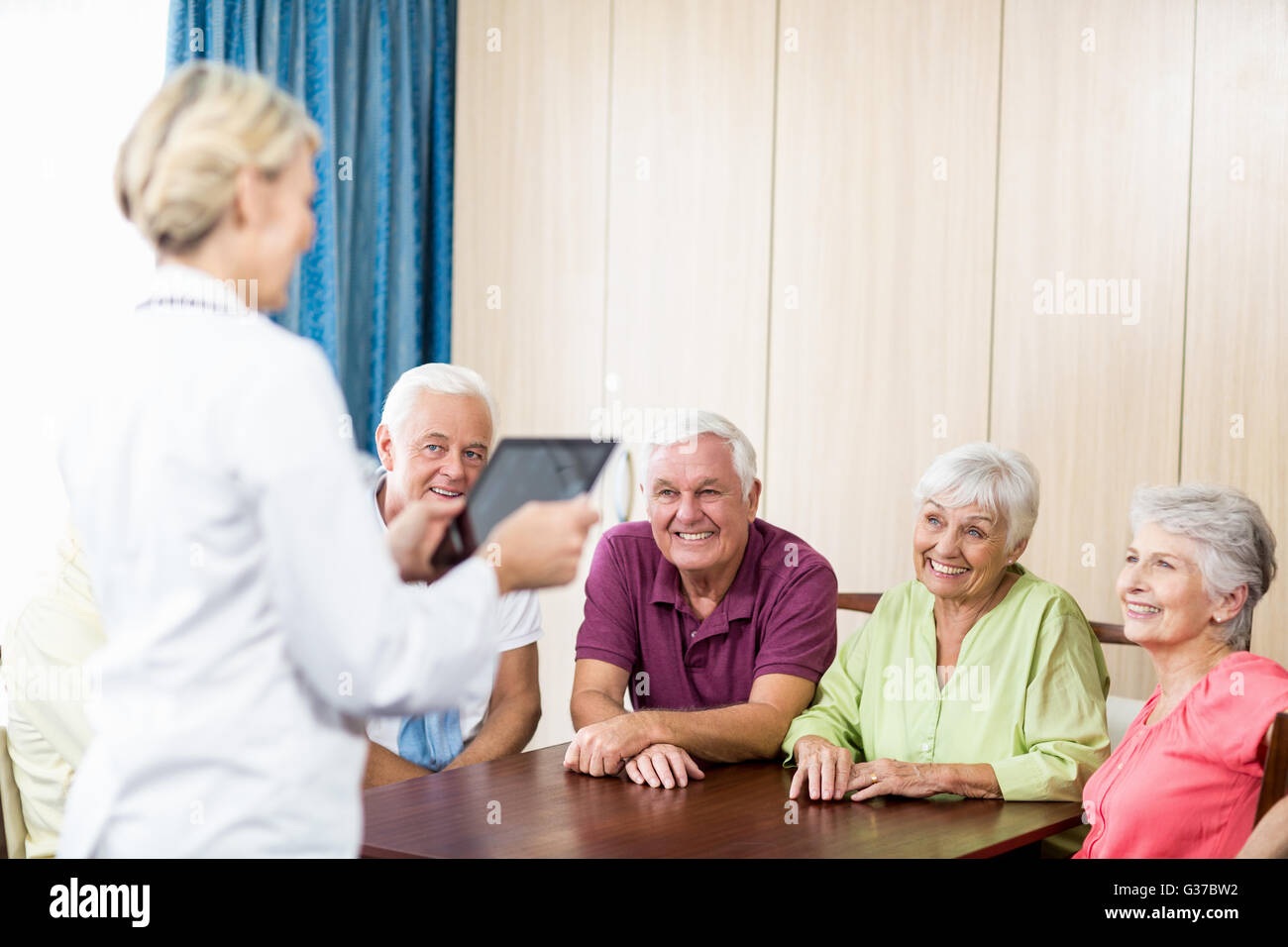 Smiling nurse tablet elderly hi-res stock photography and images - Alamy