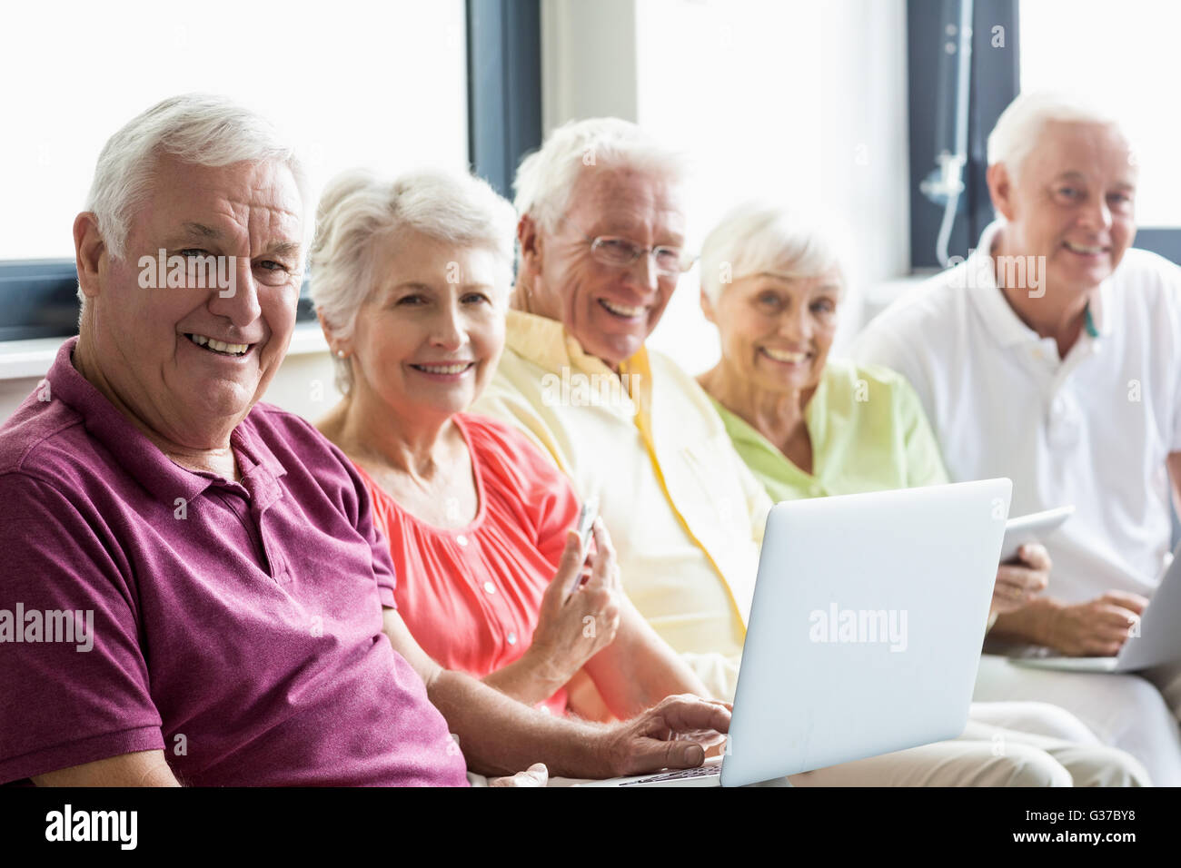 Seniors and technology hi-res stock photography and images - Alamy