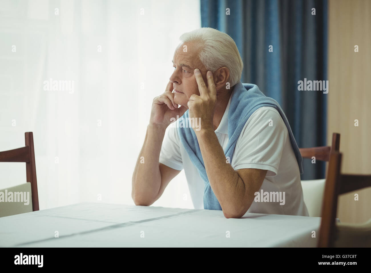 Sitting alone table hi-res stock photography and images - Alamy