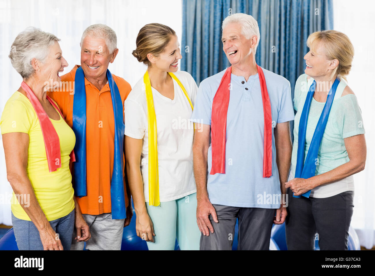 Instructor and seniors with stretching bands Stock Photo - Alamy