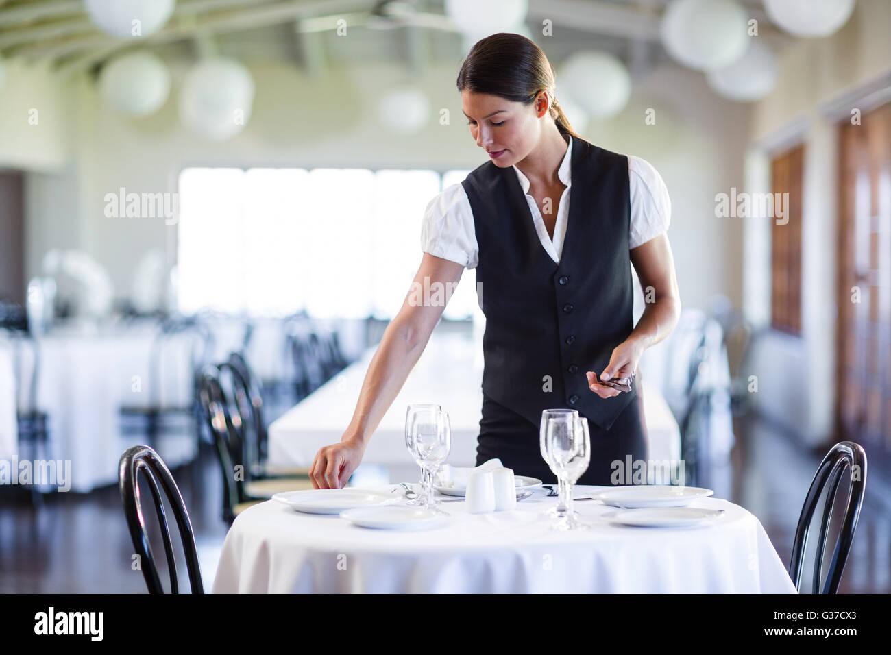Waitress hi-res stock photography and images - Alamy