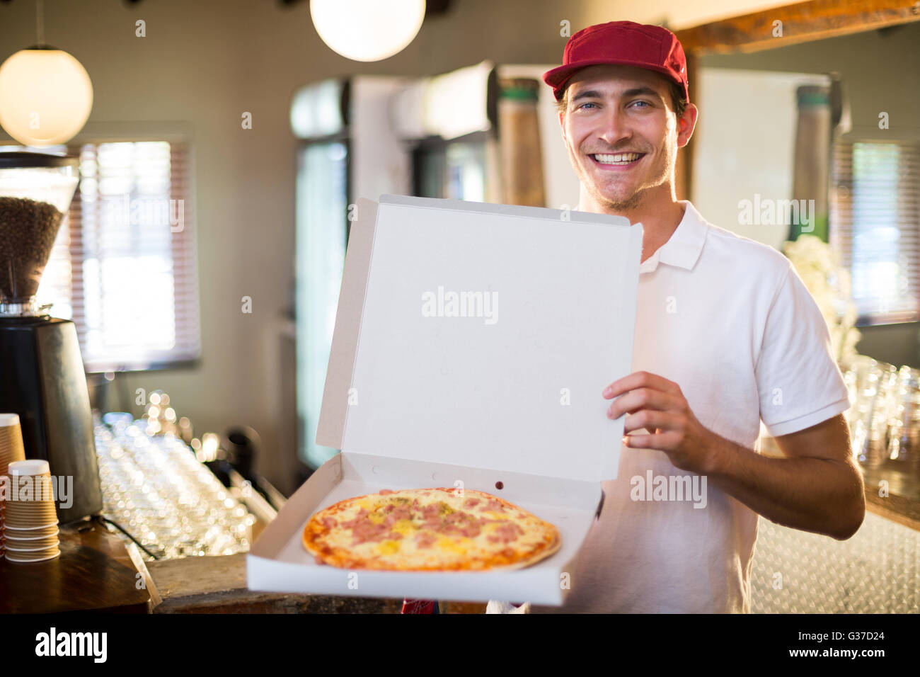 Pizza delivery man hi-res stock photography and images - Alamy