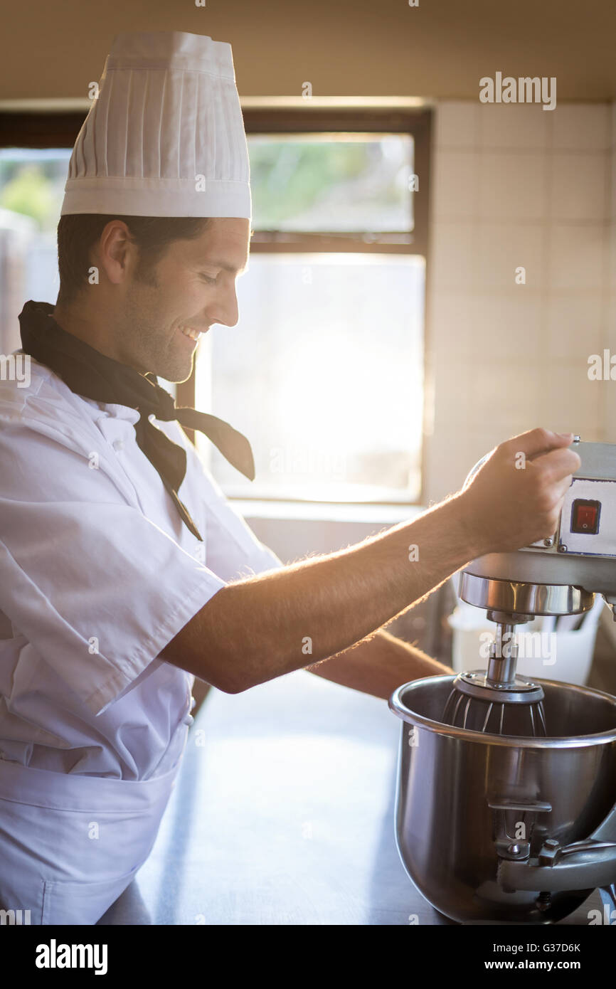Chef blending the batter in mixing blender Stock Photo - Alamy