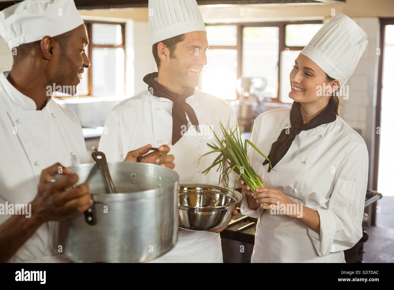 Chefs service hi-res stock photography and images - Alamy