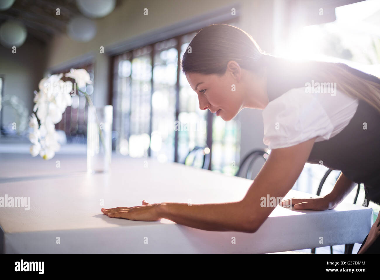 Setting table hi-res stock photography and images - Alamy