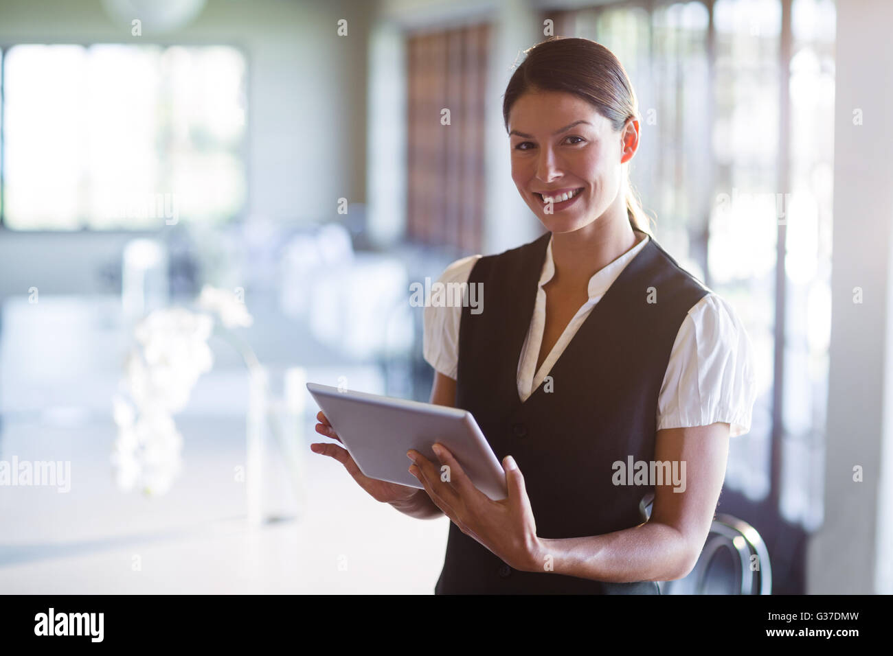 Portrait of smiling waitress writing notes Stock Photo - Alamy