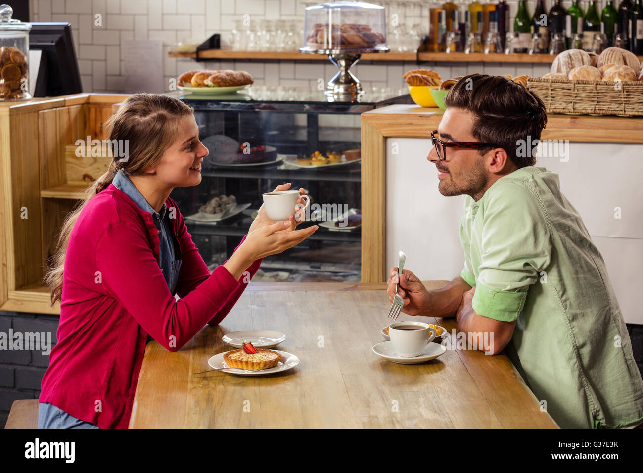 Couple talking table hi-res stock photography and images - Alamy