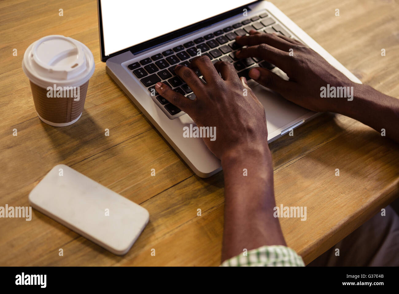 Hands typing hi-res stock photography and images - Alamy