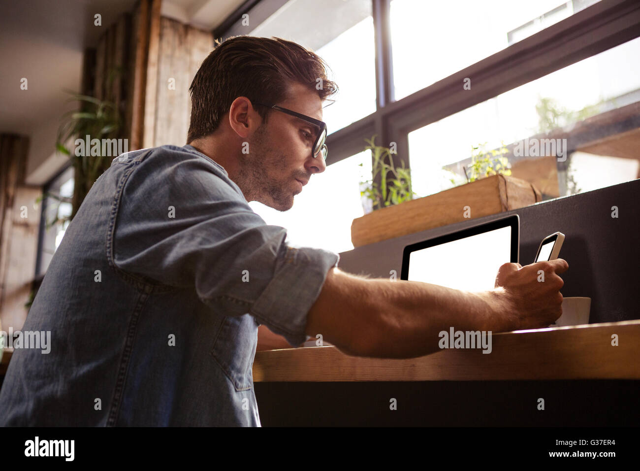 Man technology electronic hi-res stock photography and images - Alamy