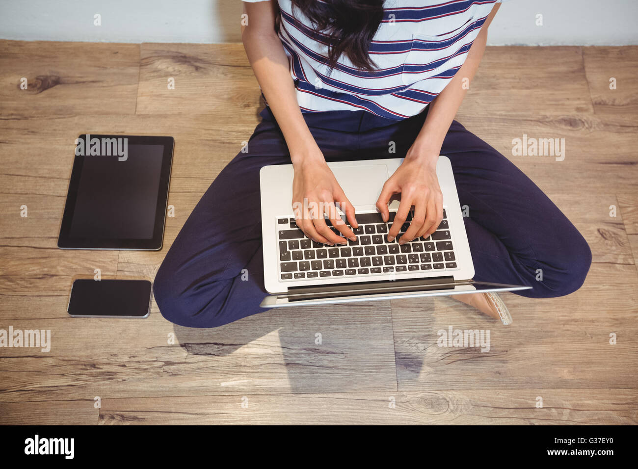 Business woman using computer typing hi-res stock photography and ...