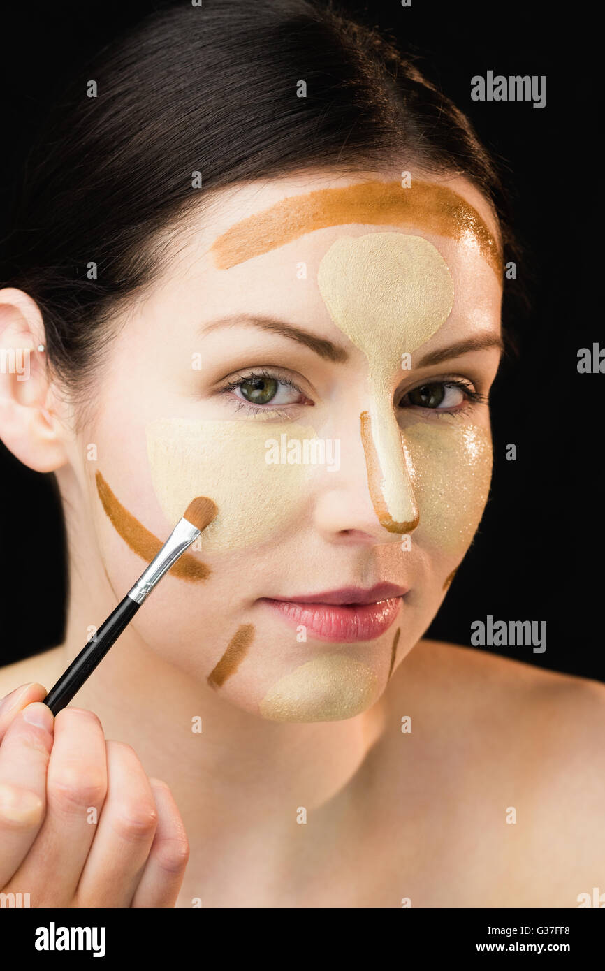 Woman doing contouring on her face Stock Photo - Alamy