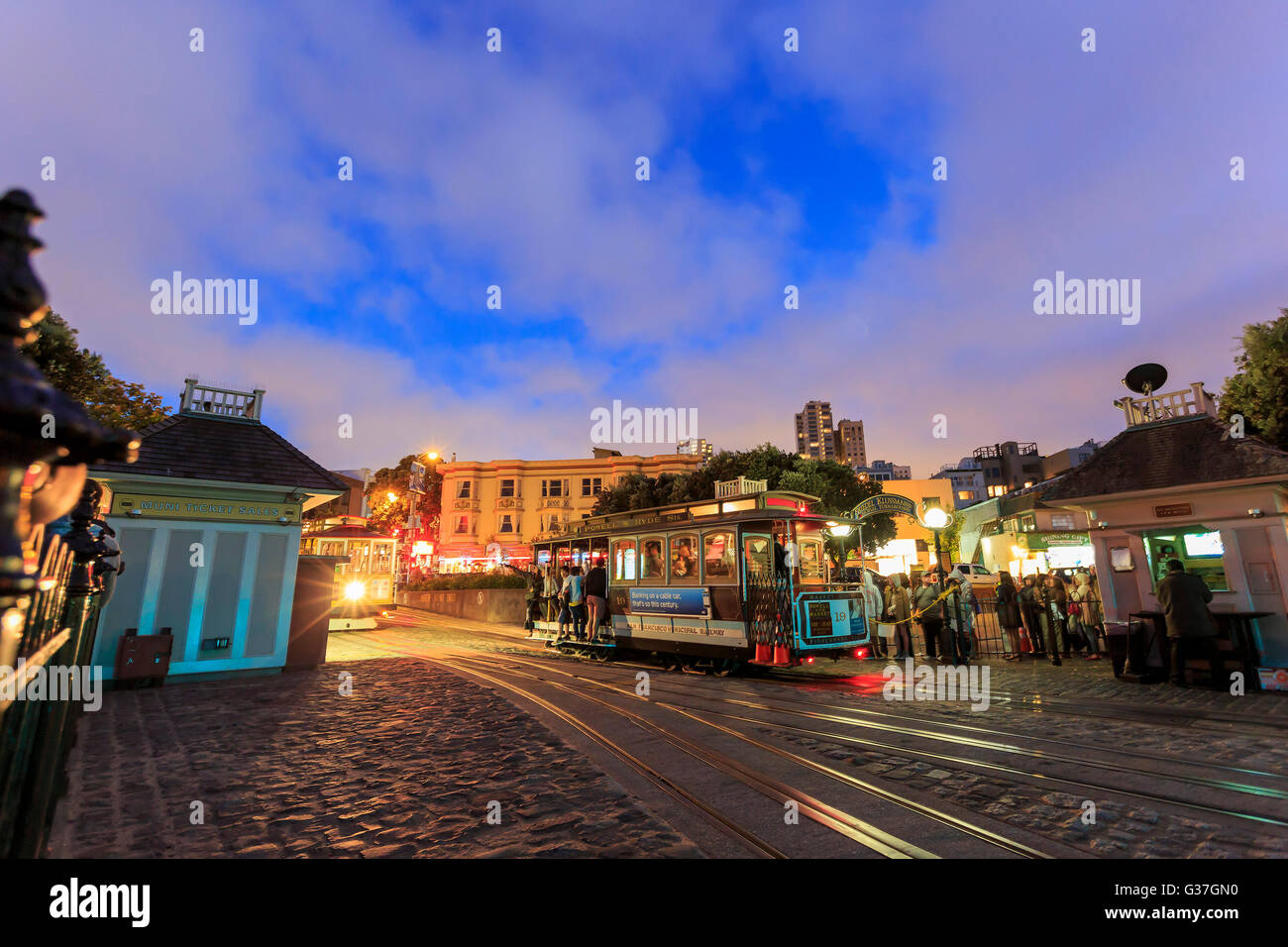 San francisco cable car night hi-res stock photography and images - Alamy