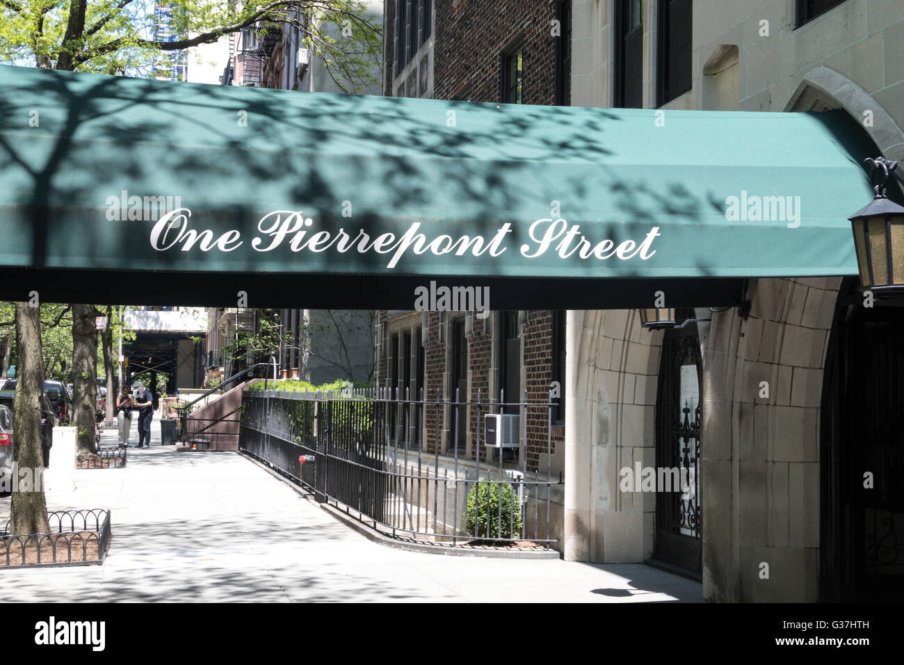 Neighborhood tree canopy hi-res stock photography and images - Alamy